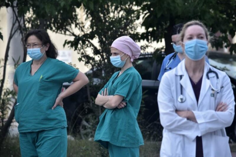 Απειλή για το πολίτευμα οι ανεμβολίαστοι υγειονομικοί σύμφωνα με την ...
