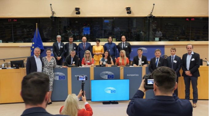 ΒΌΜΒΑ ΑΠΌ ΤΟ ΕΥΡΩΠΑΪΚΟ ΚΟΙΝΟΒΟΥΛΙΟ ΕΝΑΝΤΙΟΝ ΤΟΥ ΠΟΥ - ΝΙΚΟΛΑΟΣ ΑΝΑΞΙΜΑΝΔΡΟΣ